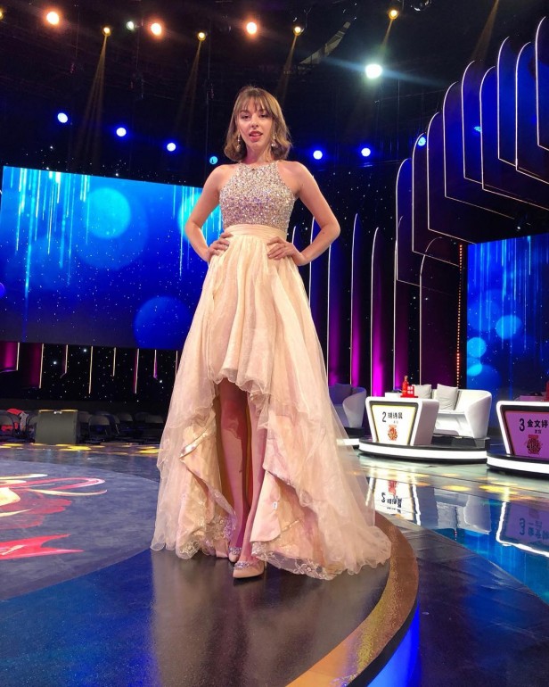 Vloggerița Gabriela Cojocaru a rupt „colacul miresei” la o emisiune TV ...